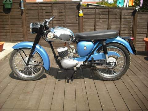 The BSA 175 at MotorBikeSpecs.net, the Motorcycle Specification Database