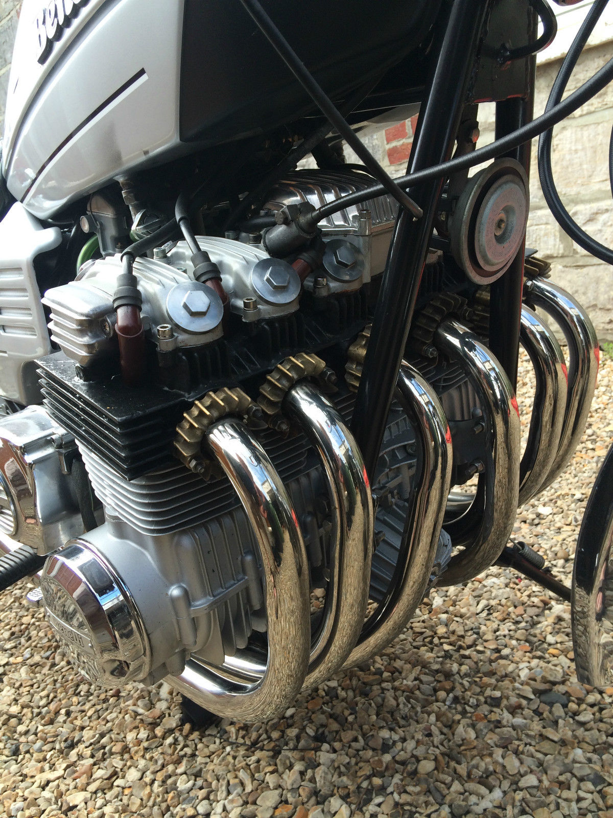 The Benelli 750 at MotorBikeSpecs.net, the Motorcycle Specification ...