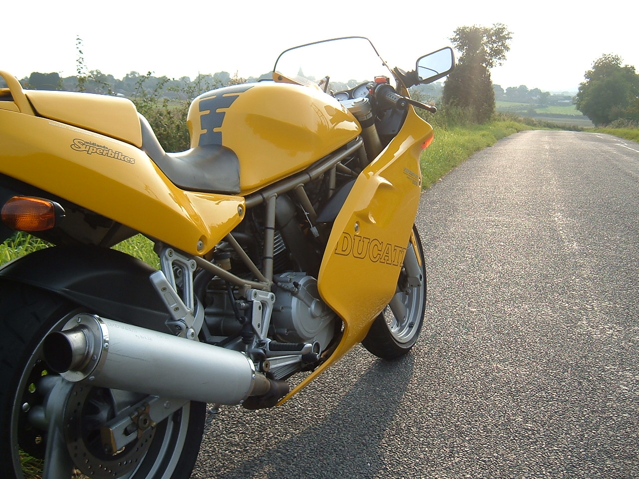 The Ducati 600 at MotorBikeSpecs.net, the Motorcycle Specification Database