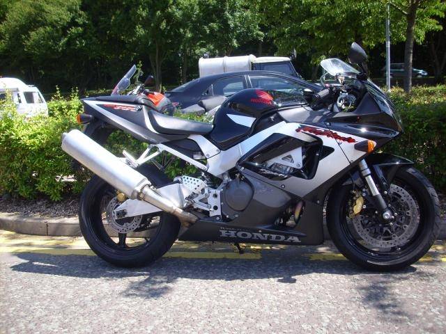 The Honda 929 at MotorBikeSpecs.net, the Motorcycle Specification Database