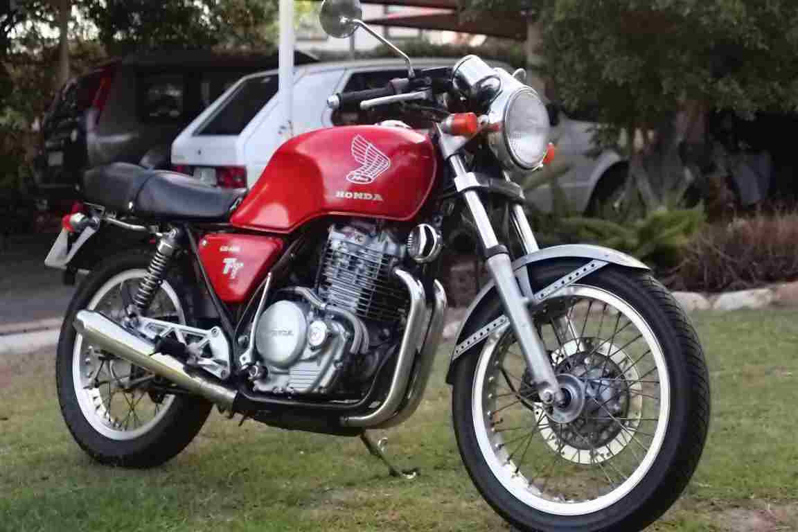 The Honda 400 at MotorBikeSpecs.net, the Motorcycle Specification Database
