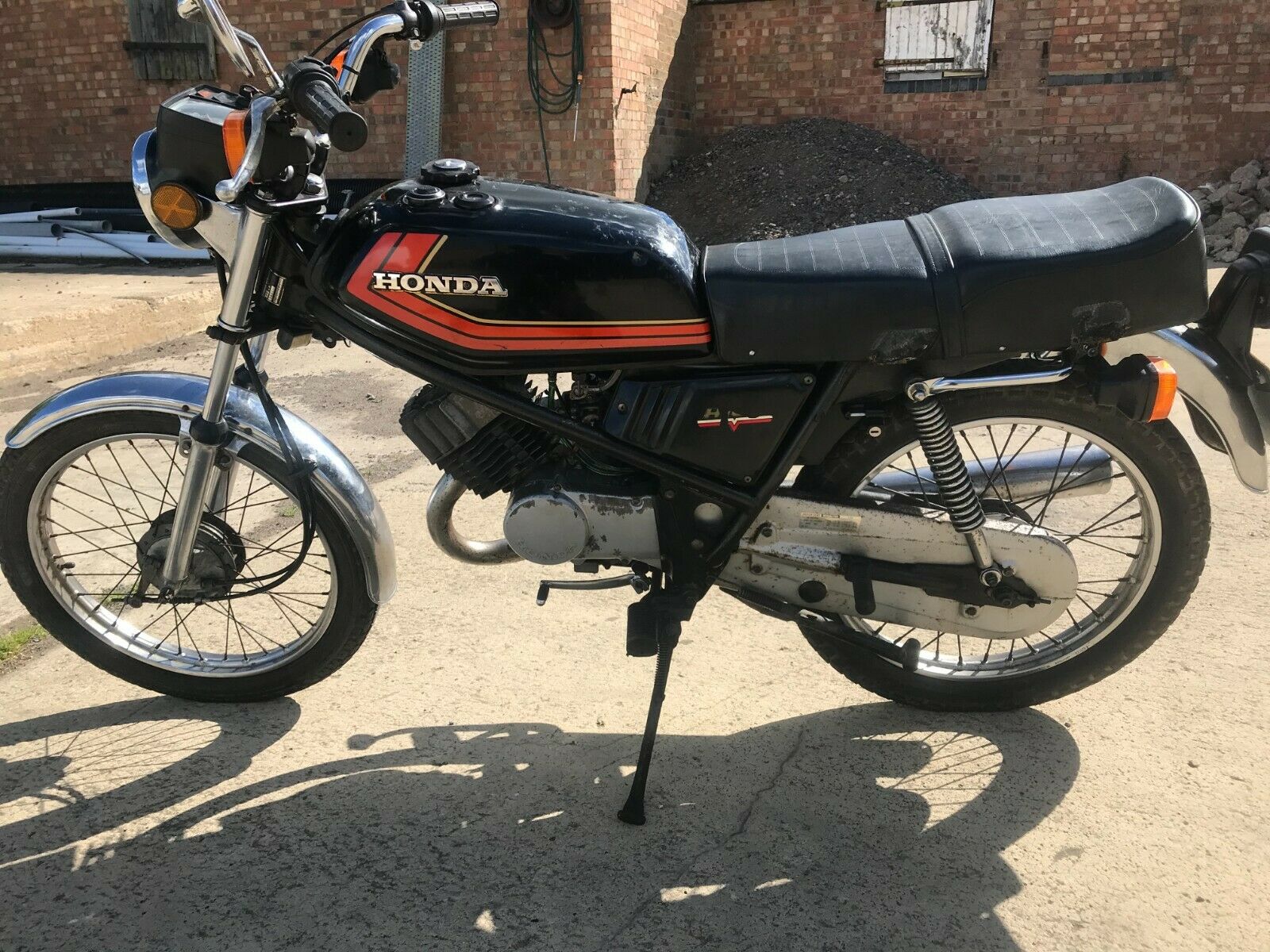 The Honda 100 at MotorBikeSpecs.net, the Motorcycle Specification Database