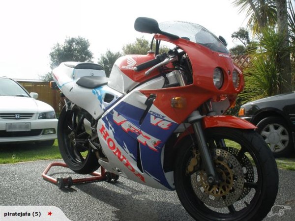 The Honda 400 at MotorBikeSpecs.net, the Motorcycle Specification Database