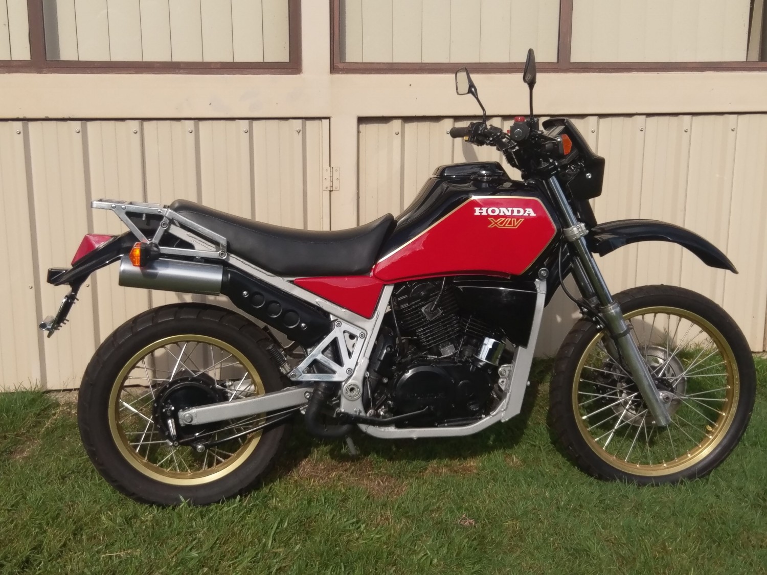 The Honda 750 at MotorBikeSpecs.net, the Motorcycle Specification Database