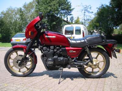 The Kawasaki 550 at MotorBikeSpecs.net, the Motorcycle Specification ...