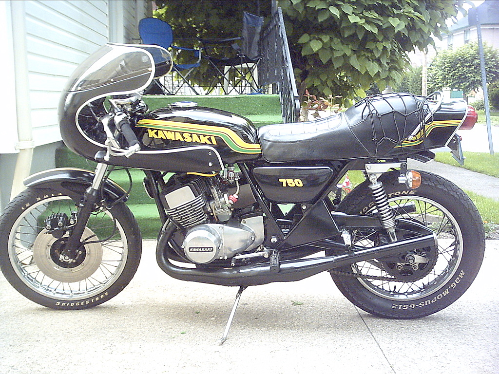The Kawasaki 750 at MotorBikeSpecs.net, the Motorcycle Specification ...