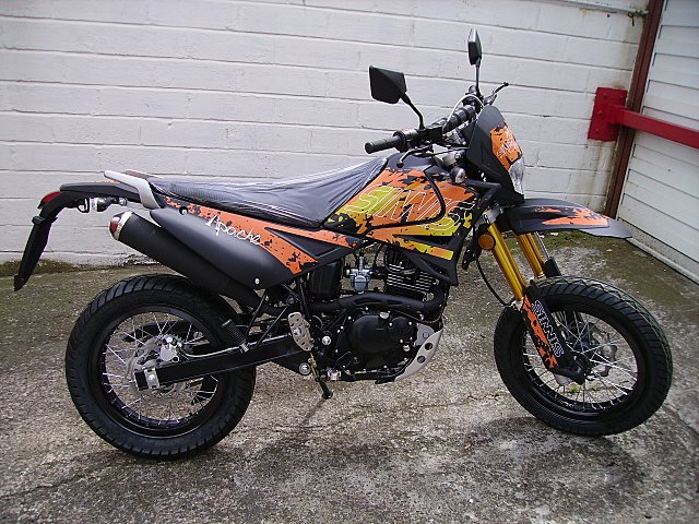The Sinnis 125 at MotorBikeSpecs.net, the Motorcycle Specification Database