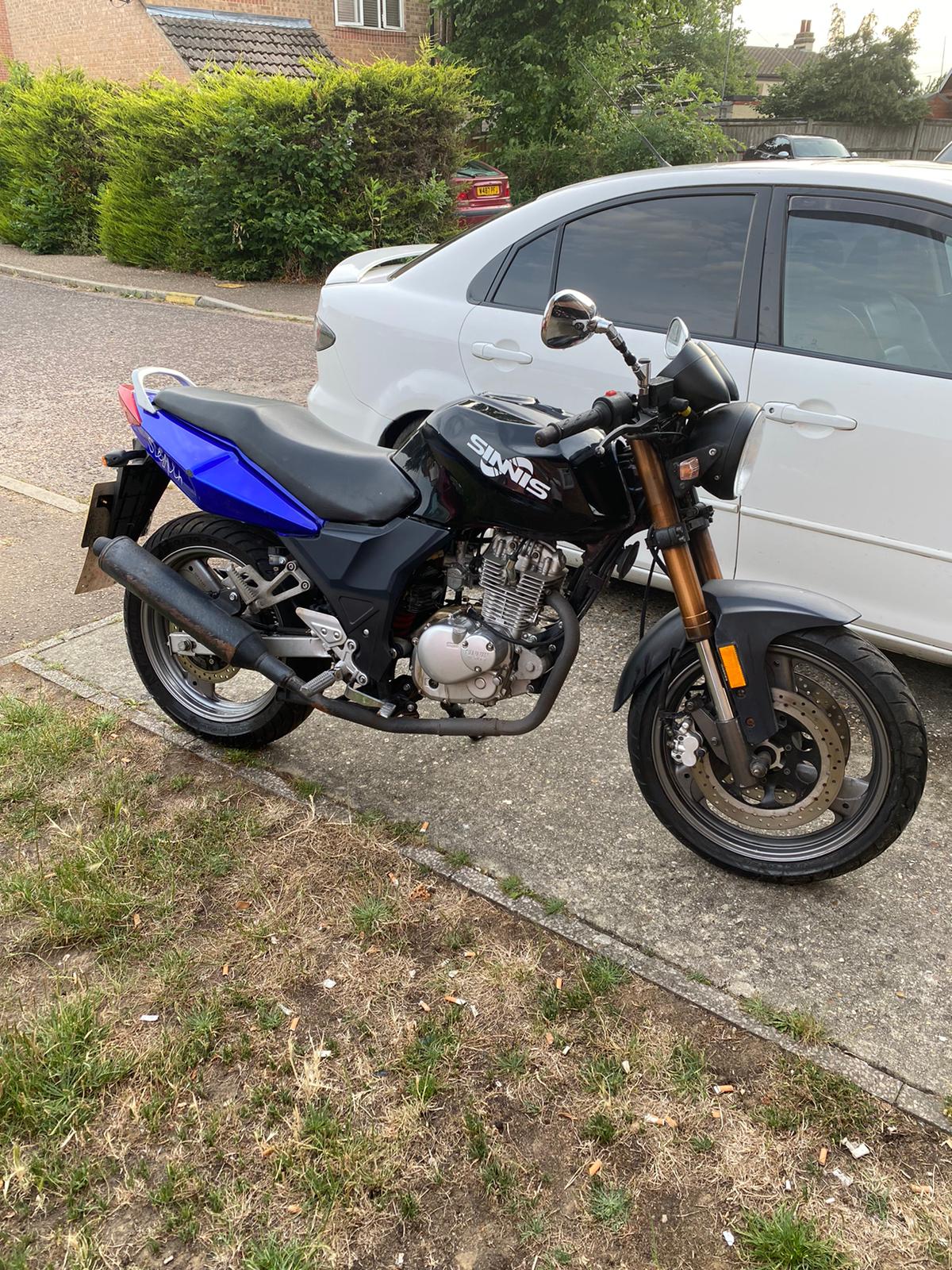 The Sinnis 125 at MotorBikeSpecs.net, the Motorcycle Specification Database