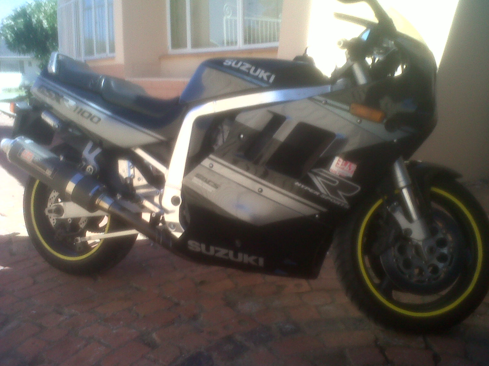 The Suzuki 1100 at MotorBikeSpecs.net, the Motorcycle Specification ...