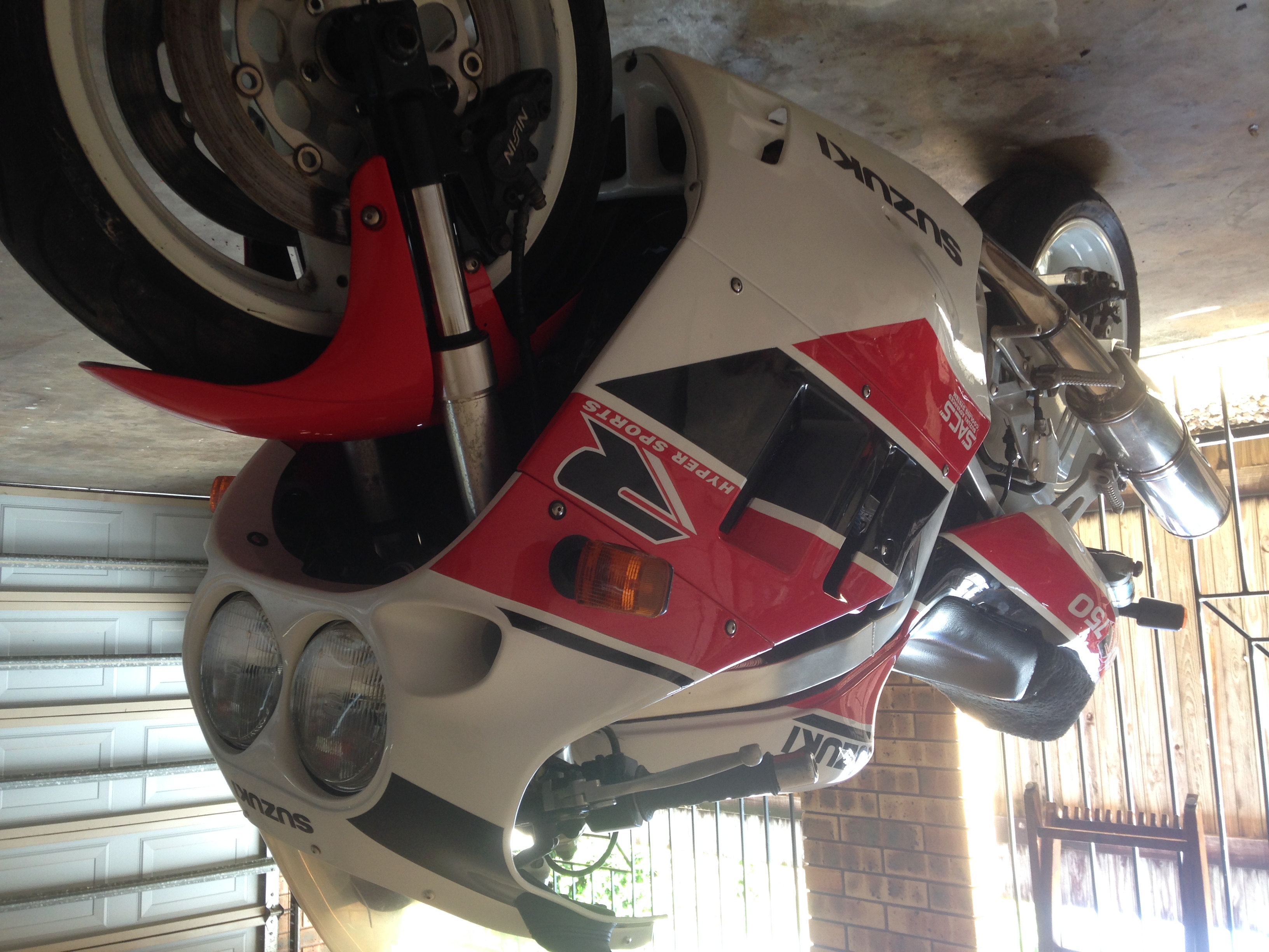 The Suzuki 750 at MotorBikeSpecs.net, the Motorcycle Specification Database