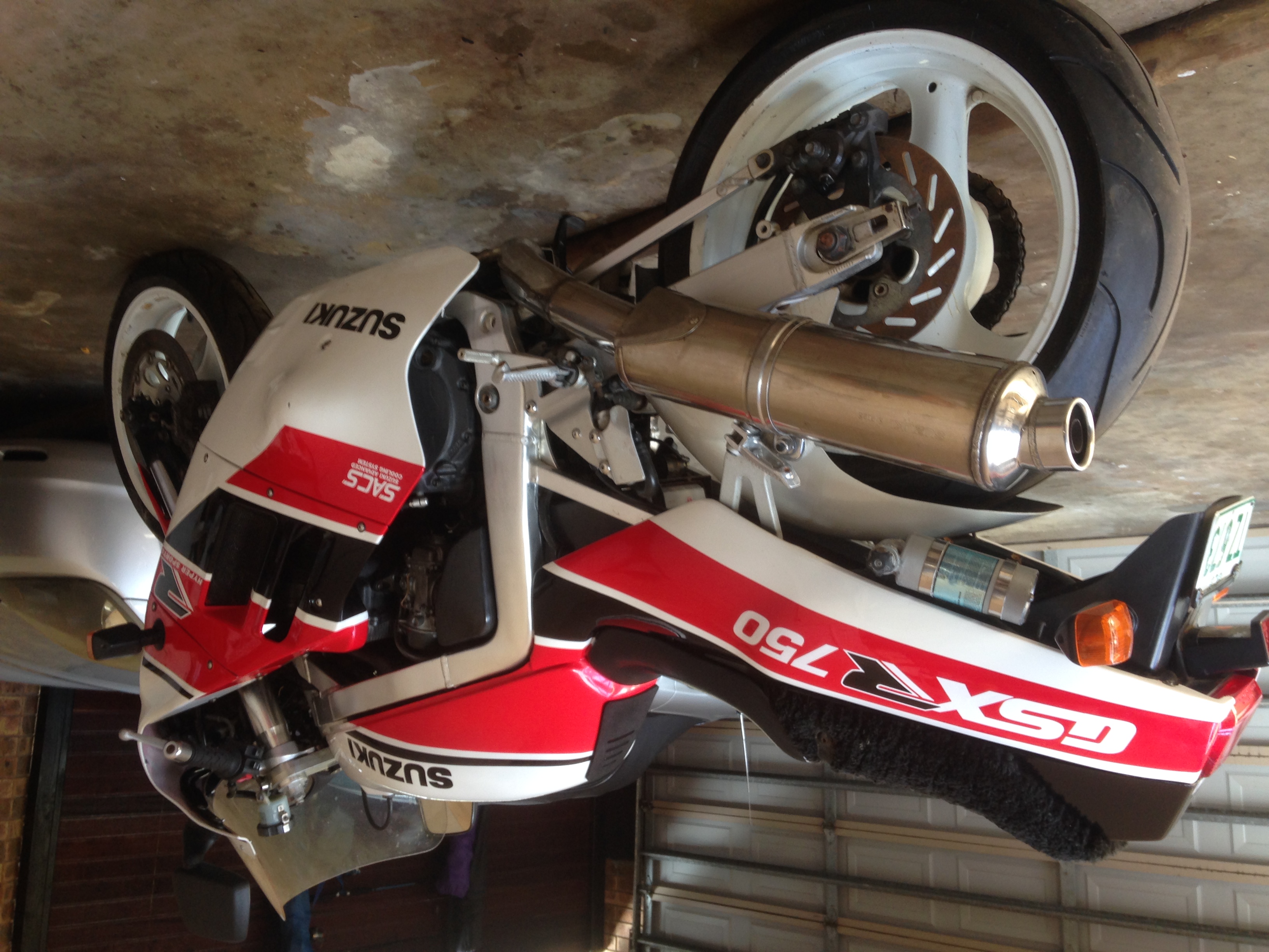 The Suzuki 750 at MotorBikeSpecs.net, the Motorcycle Specification Database