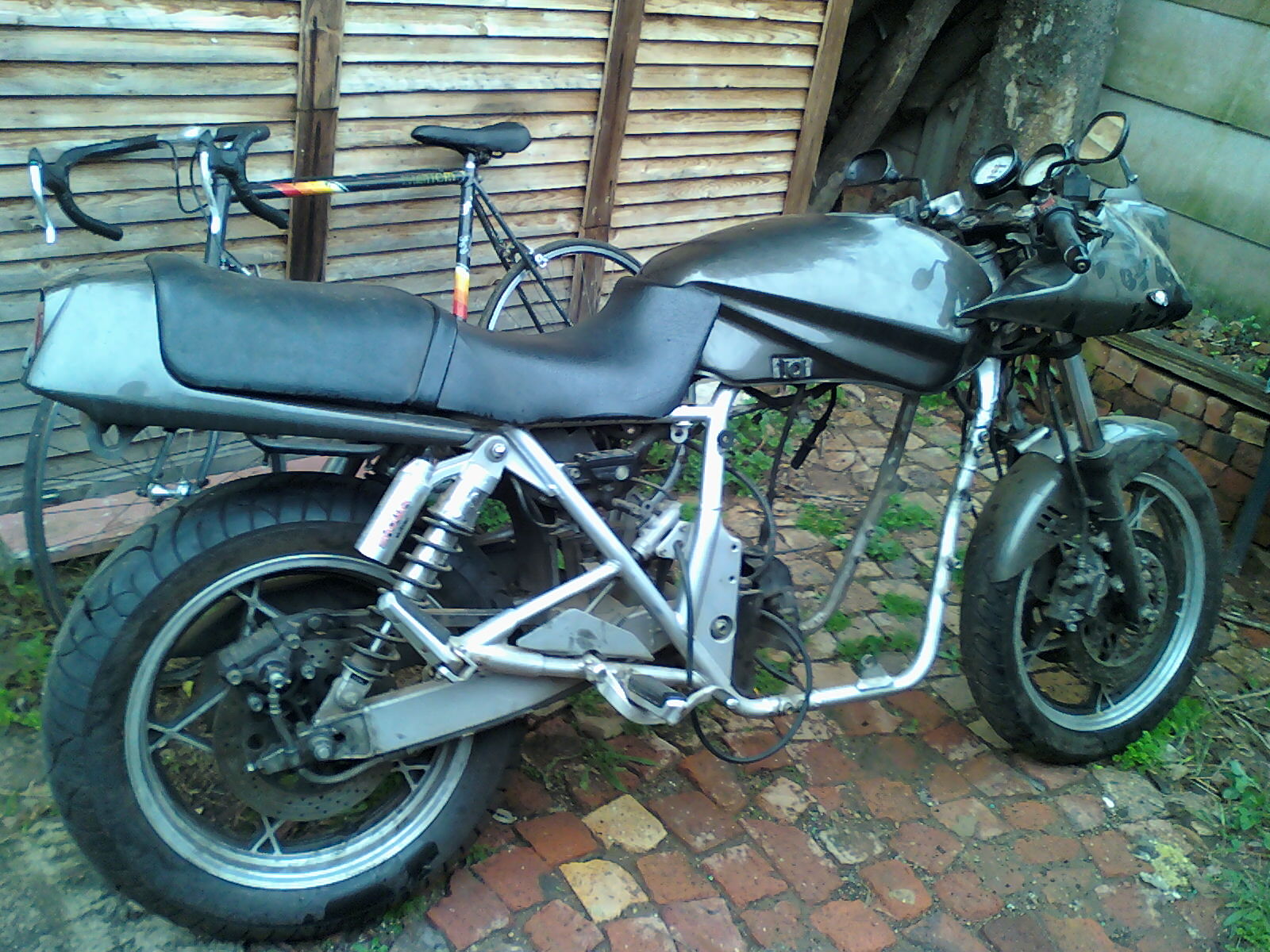 The Suzuki 400 at MotorBikeSpecs.net, the Motorcycle Specification Database