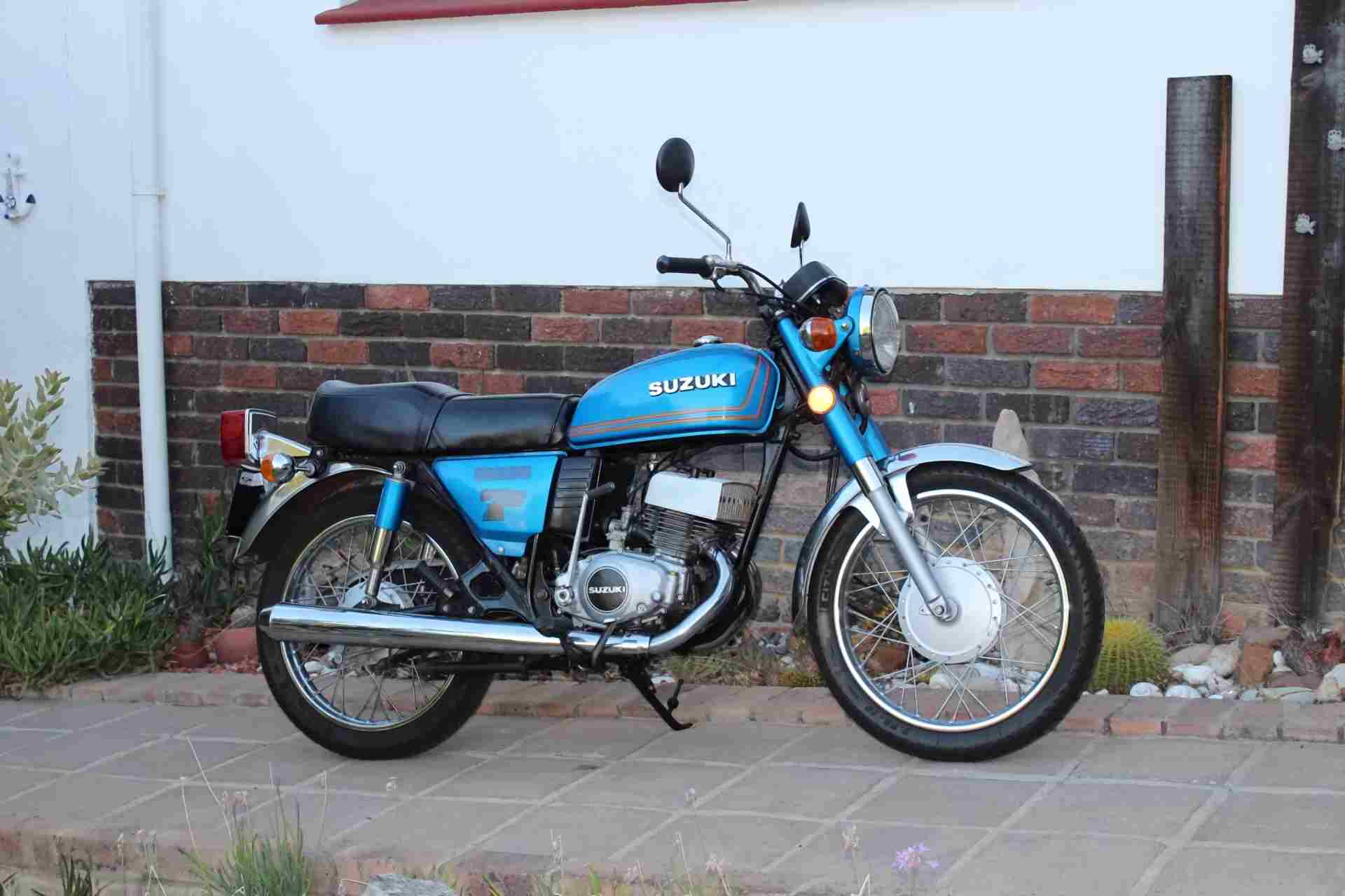 The Suzuki 200 at MotorBikeSpecs.net, the Motorcycle Specification Database