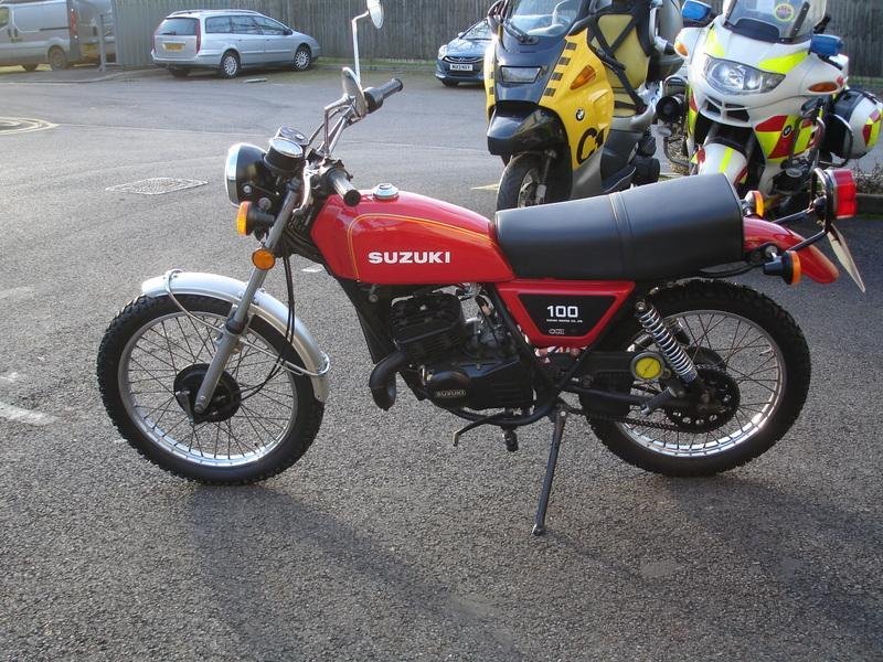 The Suzuki 100 at MotorBikeSpecs.net, the Motorcycle Specification Database