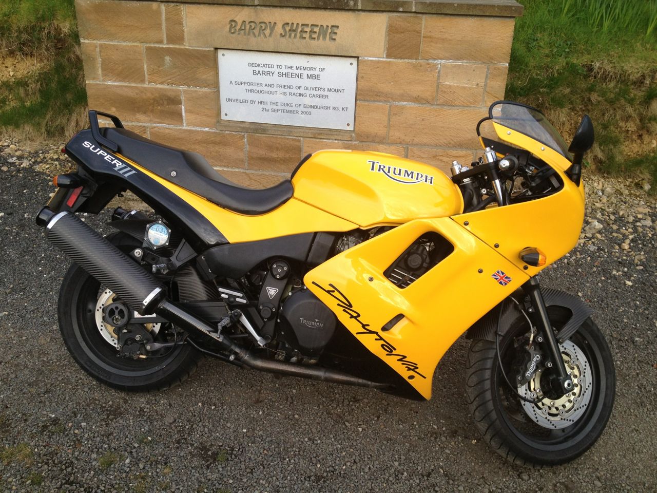 The Triumph 900 at MotorBikeSpecs.net, the Motorcycle Specification ...