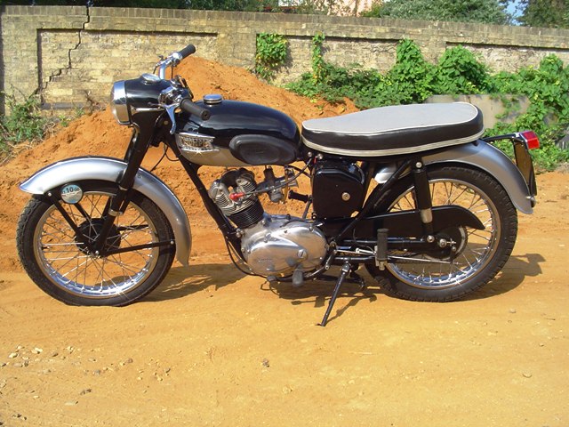The Triumph Meriden 200 at MotorBikeSpecs.net, the Motorcycle ...
