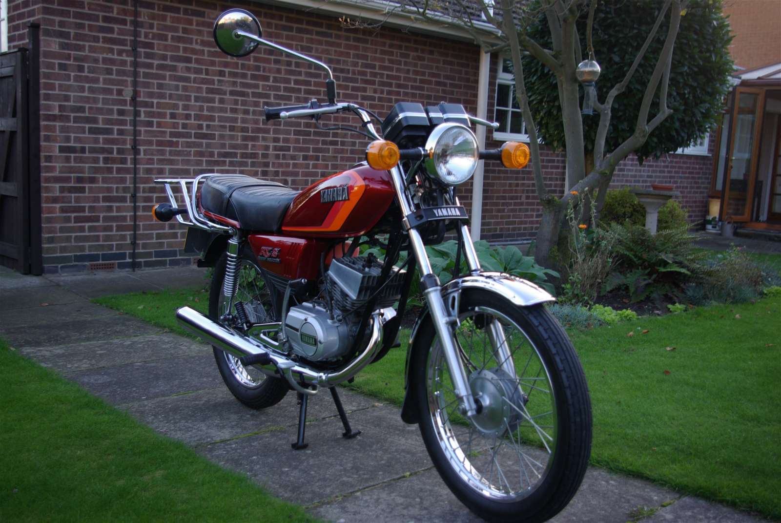 The Yamaha 100 at MotorBikeSpecs.net, the Motorcycle Specification Database