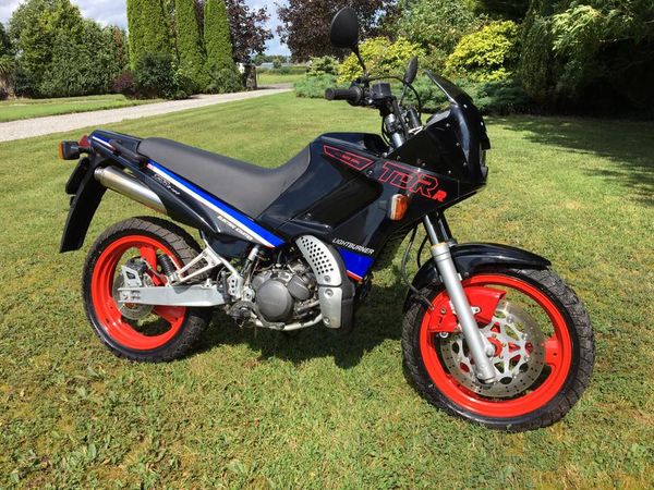 The Yamaha 125 at MotorBikeSpecs.net, the Motorcycle Specification Database